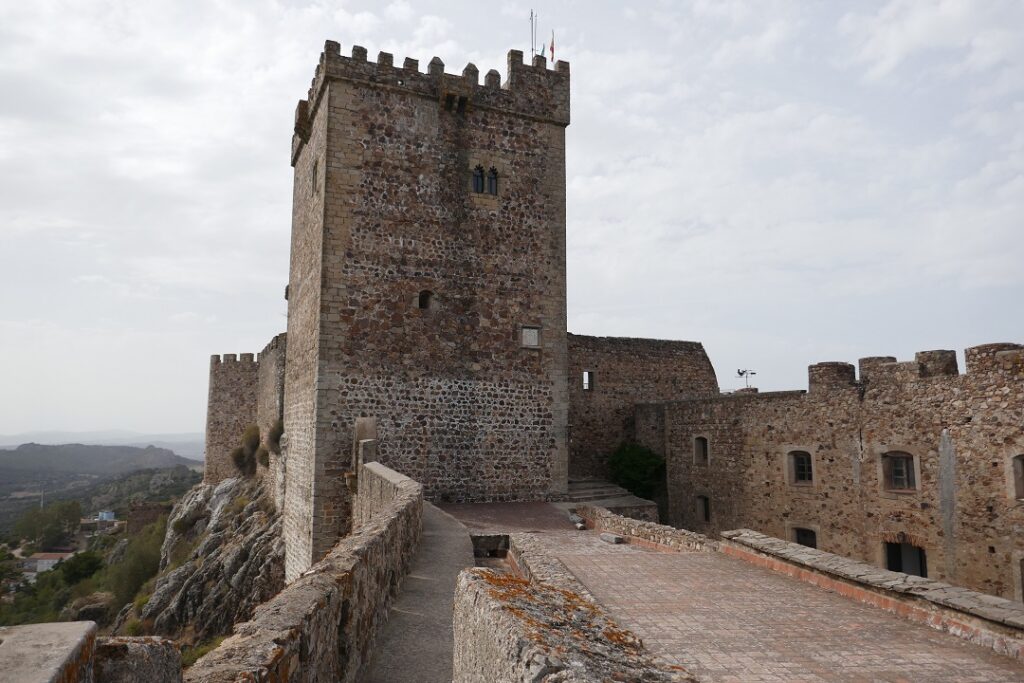 Castles in Lácara-Los Baldíos: Castillo de Luna, Alburquerque | Travel ...